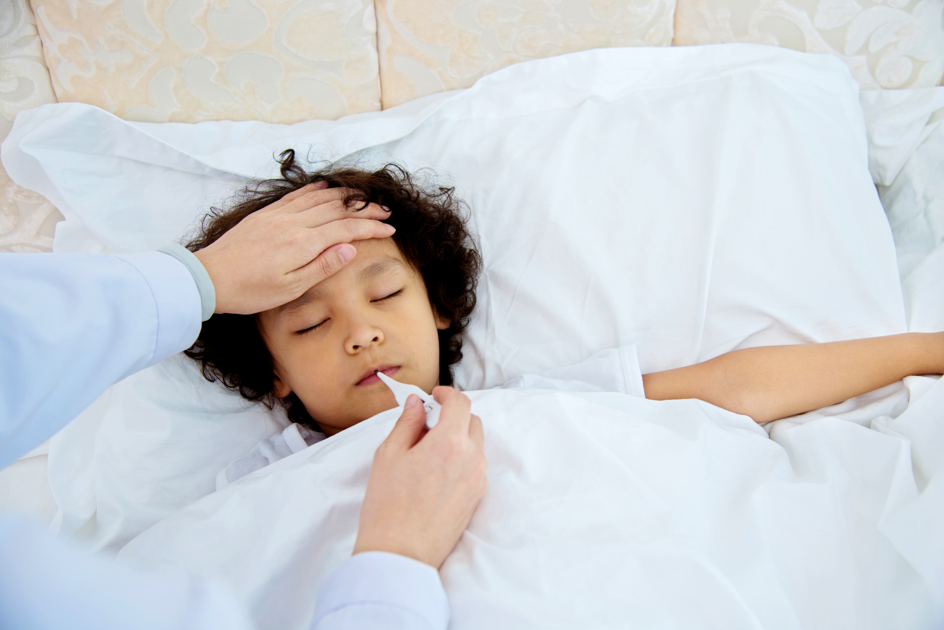 Persona Enferma Con Gripe Cómo Diferenciar El Resfriado, La Gripe Y